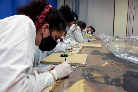 Estudiantes de Bellas Artes restauran una pintura de gran formato del ...